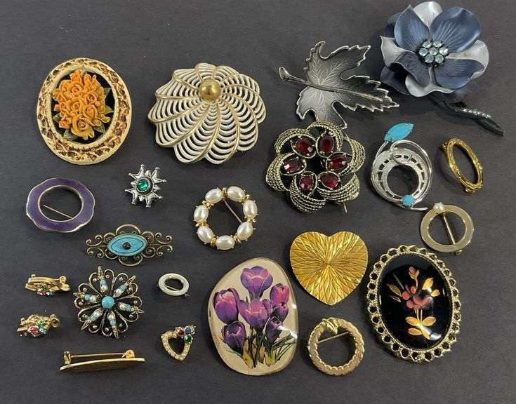 Jewelry, 22 brooches - Hash Auctions