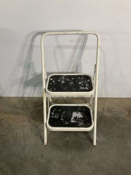 Step stool, paint splattered - Hash Auctions