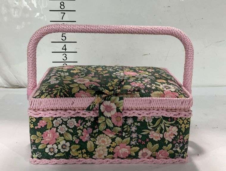 Small carry around sewing box. - Hash Auctions