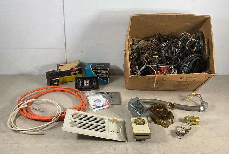 Box of miscellaneous electrical pieces - Hash Auctions