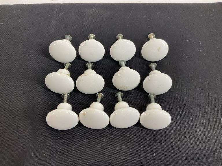 12 white porcelain knobs - Hash Auctions