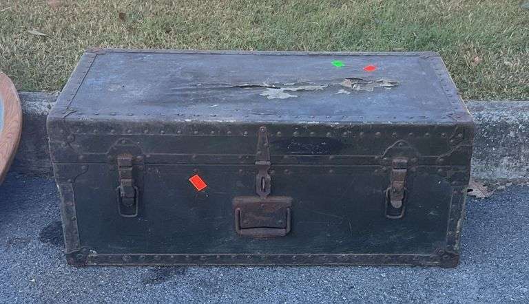 Foot locker, 9”deep, missing on handle - Hash Auctions
