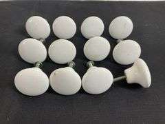 12 white porcelain knobs - Hash Auctions