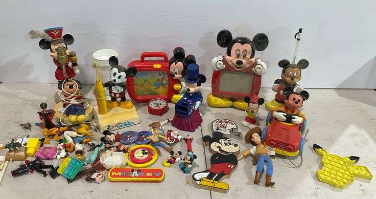 Mickey Mouse group, some nice vintage pieces - Hash Auctions