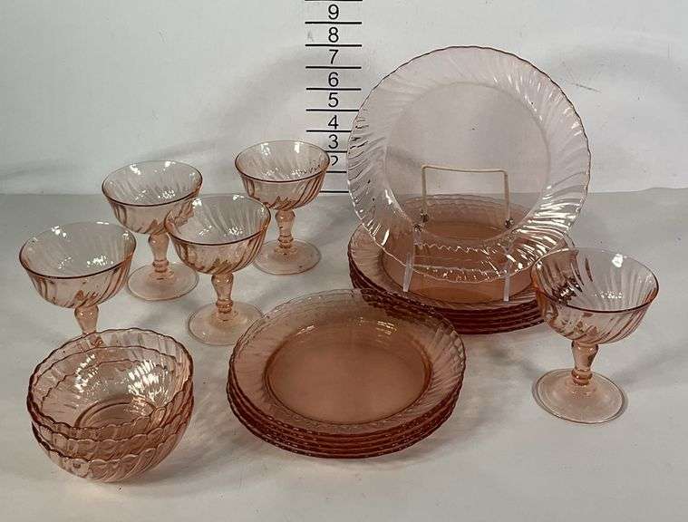 Nineteen piece pink swirl dinnerware - Hash Auctions