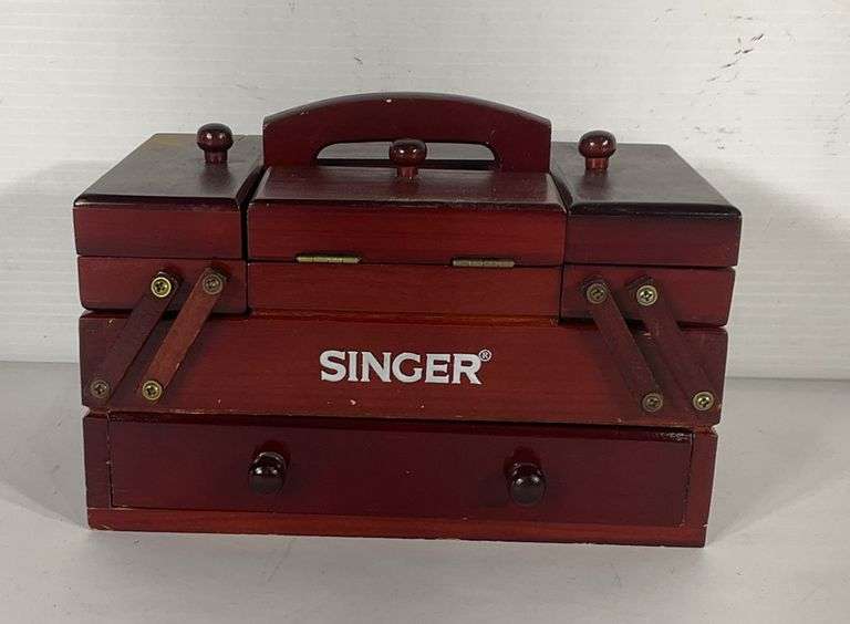 Singer mini sewing box, wooden body - Hash Auctions