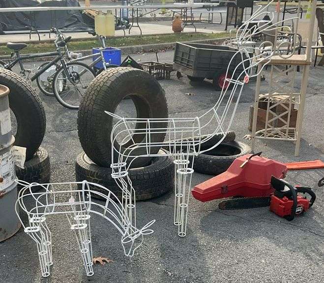 Wire Buck and feeding doe yard sculptures - Hash Auctions