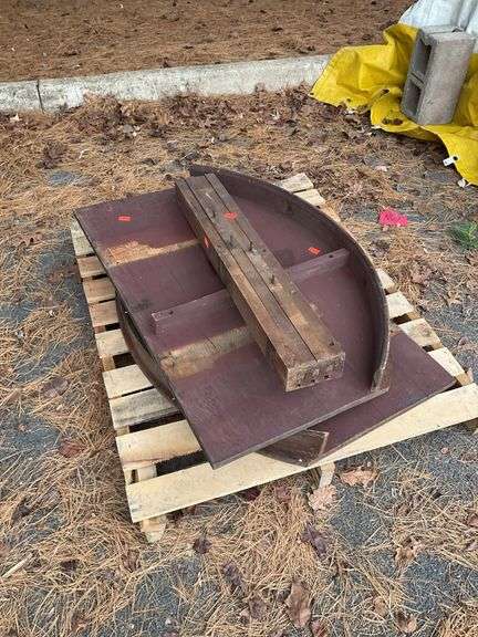 Pallet lot of table top, wooden body, pallet will be located outside ...