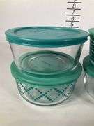 Eight piece Pyrex storage containers - Hash Auctions