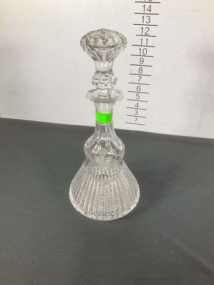Beautiful edged glass lead crystal decanter - Hash Auctions