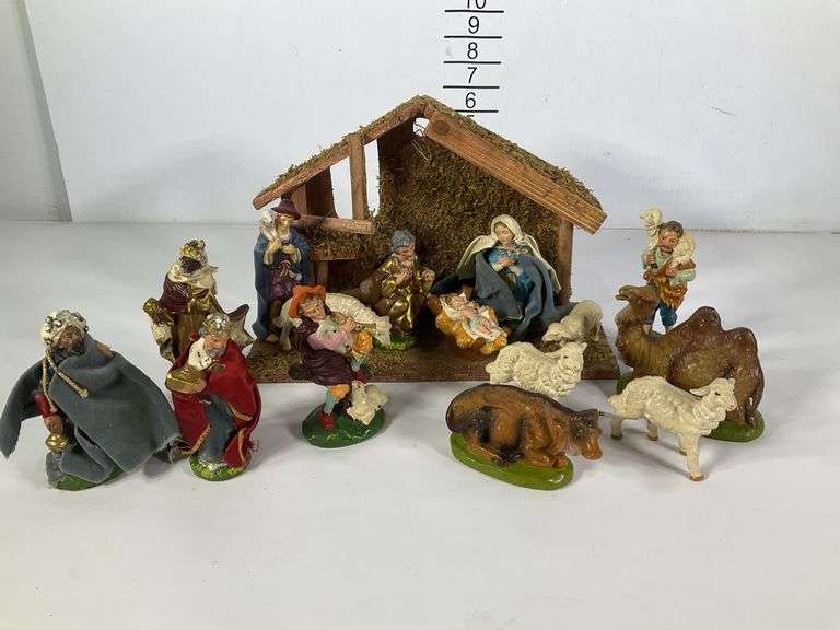 Nativity. Some pieces were hand painted in Italy - Hash Auctions