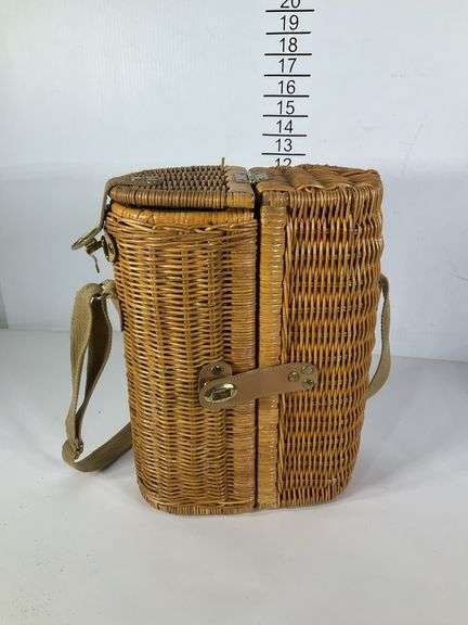Wicker one bottle wine picnic basket. Latch broken as shown - Hash Auctions