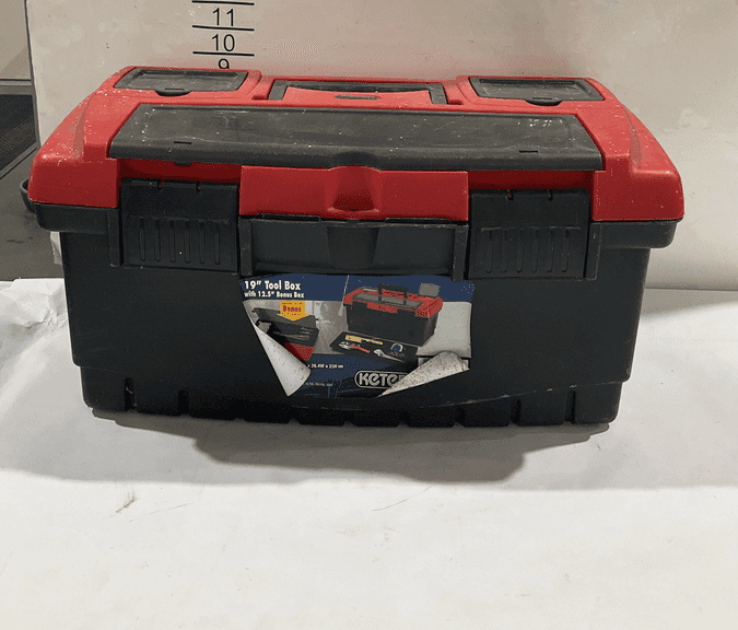 Keter 19” tool box. Some damage to the tray. - Hash Auctions