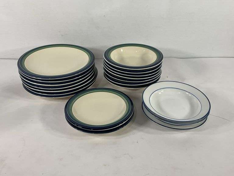 Group of Pfaltzgraff dinner plates-7, dessert plates-2, bowls-7 and a ...