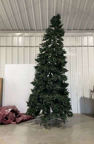 Balsam Hill 16ft tree, there is a storage bag for every section, this ...