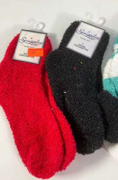 4 pairs of fuzzy socks. - Hash Auctions