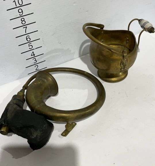 Brass coal scuttle scoop and horn - Hash Auctions