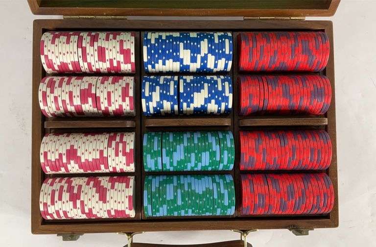 Poker chips. The one latch does not want to open without force. - Hash ...
