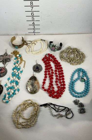 Costume jewelry - Hash Auctions