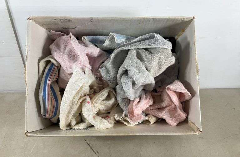 Box of kitchen towels, some stains - Hash Auctions