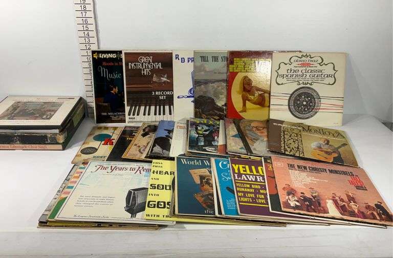 Group of vinyl record albums, various artists and genres - Hash Auctions