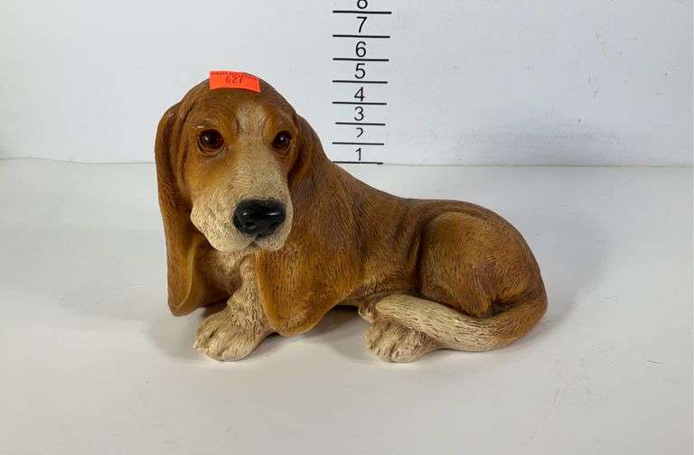 Bassett Hound dog resin statue. - Hash Auctions