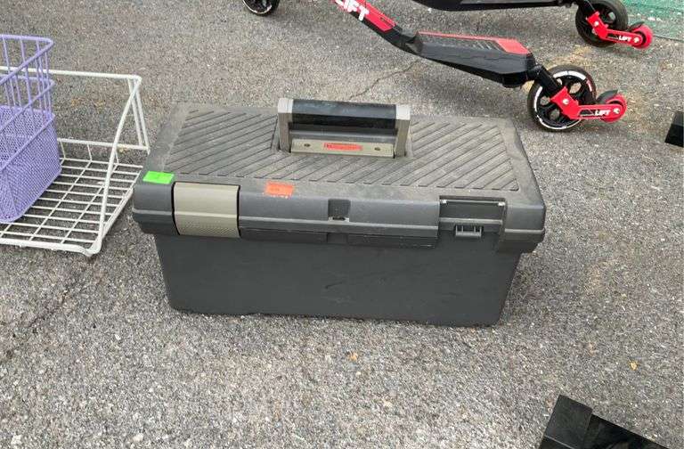 Rubbermaid poly toolbox, missing a latch - Hash Auctions