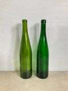 24 unbranded wine bottles, dark green and olive green - Hash Auctions