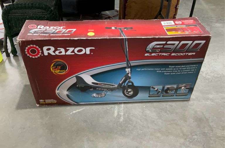 Razor E300 Electric Scooter, new in box - Hash Auctions