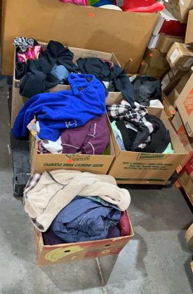 Pallet lot of clothing - Hash Auctions