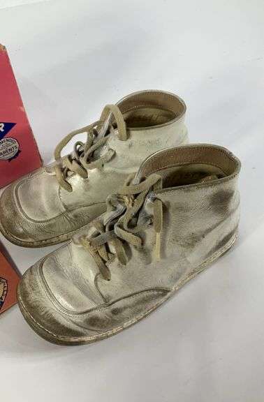 Vintage Wee Walker baby shoes. - Hash Auctions