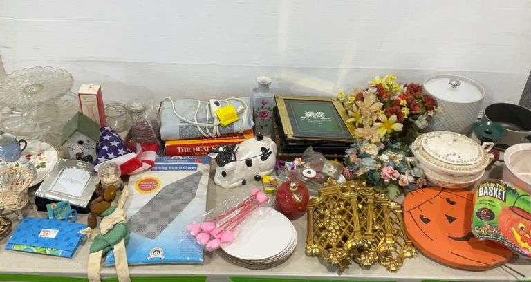 Two boxes of miscellaneous items. Households. - Hash Auctions