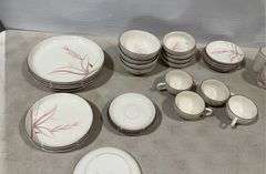 Winfield China, 33 pieces - Hash Auctions