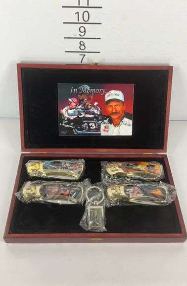 Dale Earnhardt keychain and 4 pocket knife gift set - Hash Auctions
