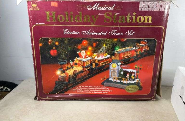 New Bright holiday train set - Hash Auctions