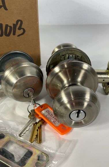 Deadbolt door knob with keys. - Hash Auctions