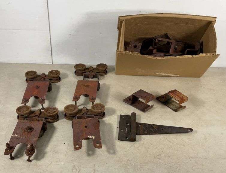 Barn door hardware, rusted - Hash Auctions