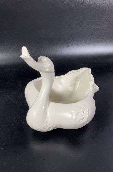 Hull USA swan planter. - Hash Auctions
