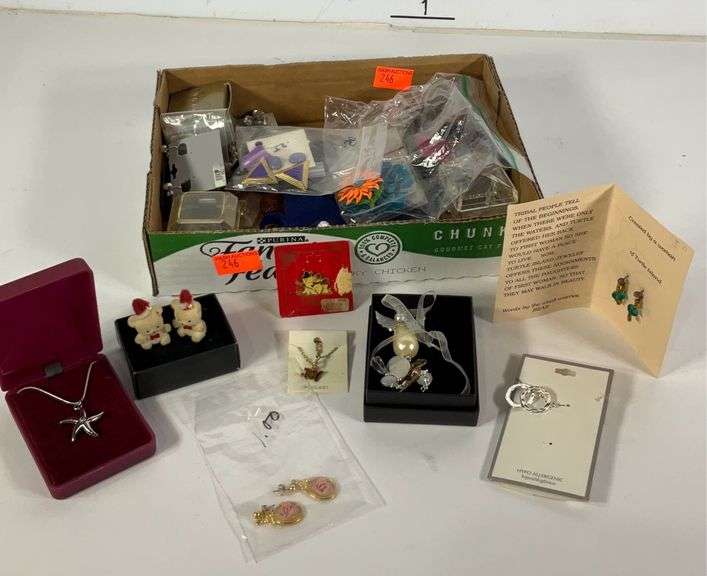 Flat of jewelry. Starfish necklace, earrings, holiday, ect. - Hash Auctions