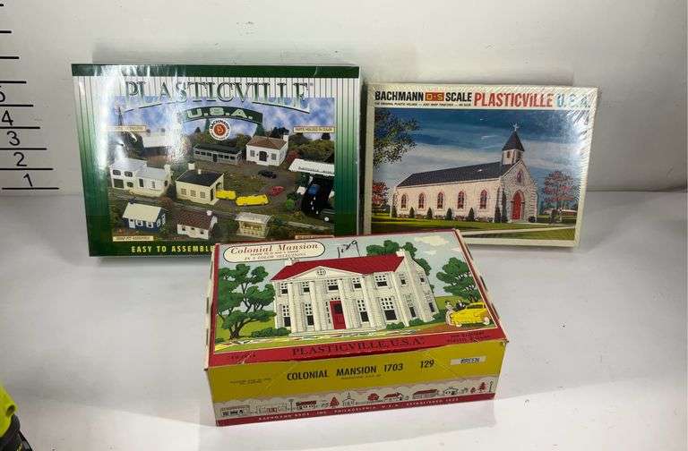 Three Plasticville building kits , two are sealed - Hash Auctions