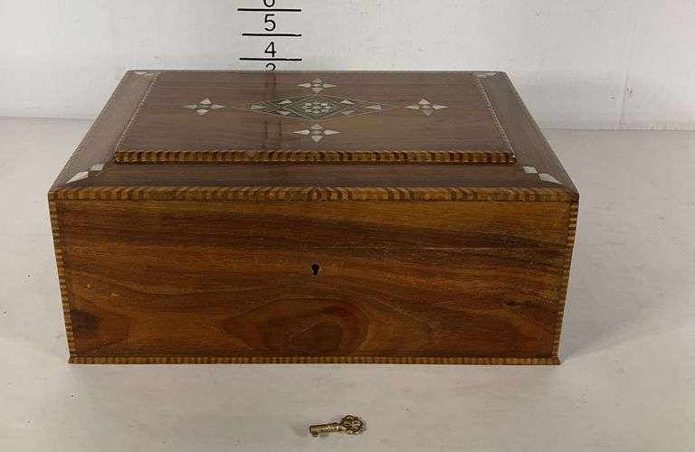 Elaborate Inlaid wooden box with key. - Hash Auctions
