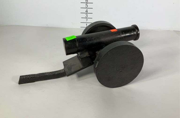 Cast iron cannon. Very heavy - Hash Auctions
