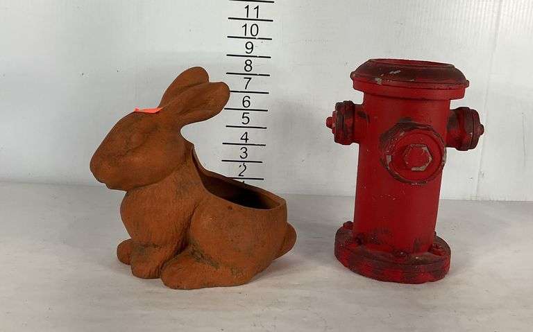 Fire hydrant decor and a rabbit planter. - Hash Auctions