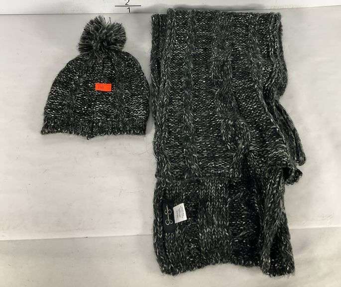 Jessica Simpson hat and scarf set. - Hash Auctions