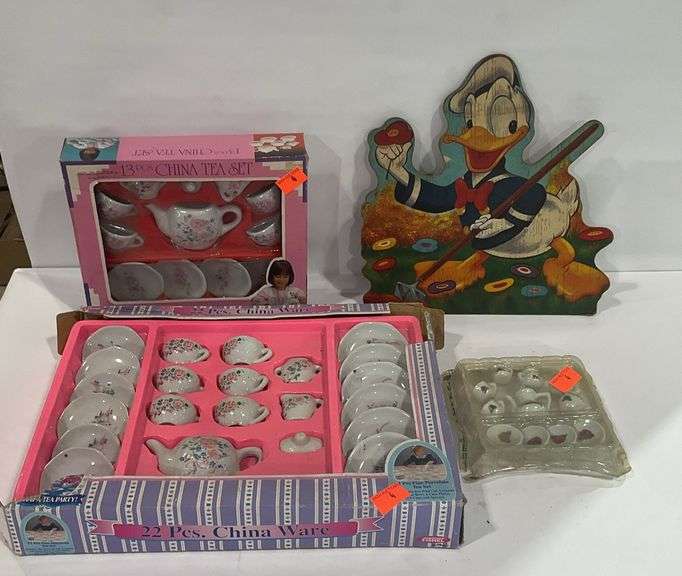 Donald Duck board and child tea sets. - Hash Auctions
