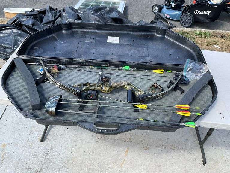 Four Runner High Country Vibra flex Armor. Compound Bow. With poly case ...
