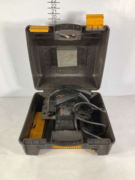 Black & Decker circular saw in hard case. Powers on. 7 1/4” blade ...