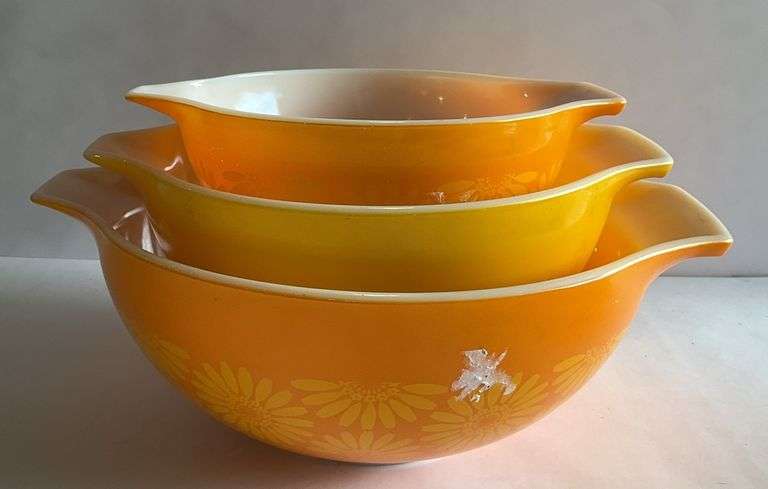 Pyrex “yellow daisy” Cinderella nesting bowls. - Hash Auctions