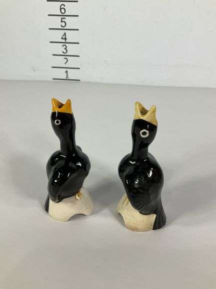 Two made in England ceramic pie birds. - Hash Auctions