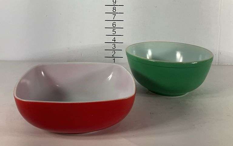 Green Pyrex mixing bowl 8.5in and a red Pyrex bowl 9in. - Hash Auctions